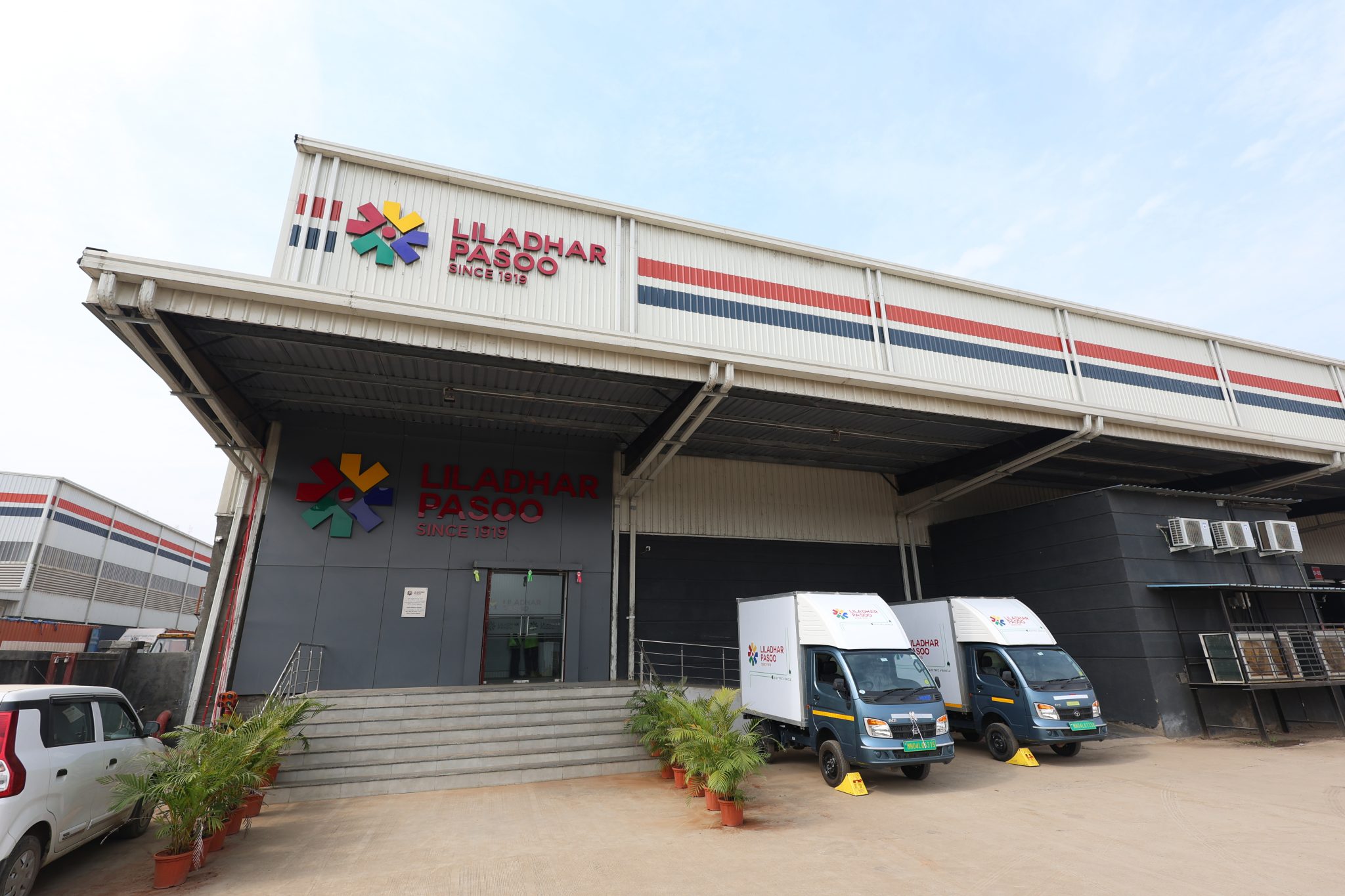 The Benefits and Challenges of Road Transport in India: Navigating ...